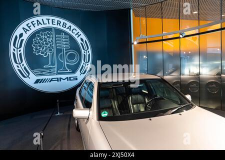 Mercedes-Benz vehicle company logo Stock Photo - Alamy