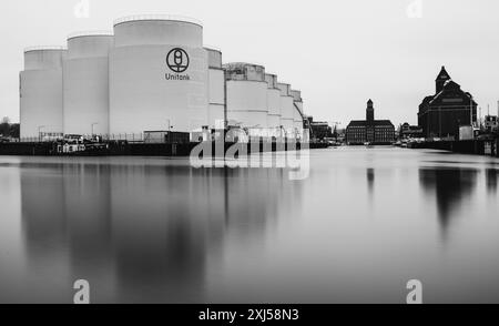 Long-term exposure, tank farm of the company Unitank at Westhafen ...