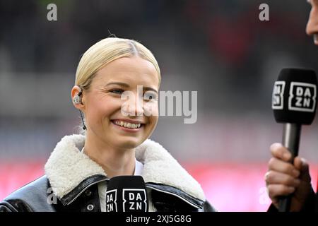 DAZN presenter Lena Cassel, portrait, interview with TV expert Fredi ...