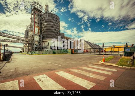Brisbane, QLD, Australia - Giant silos at Port of Brisbane Stock Photo ...