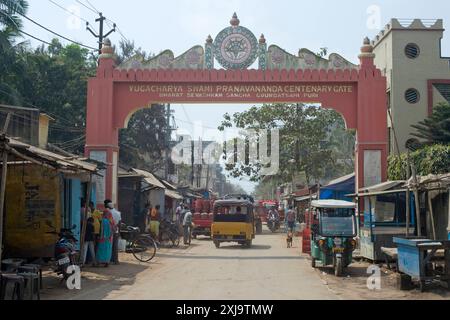 A commemorative archway to the backstreet market quarter with buyers ...