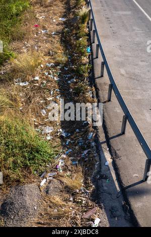 Garbage thrown on the side of the highway Stock Photo - Alamy