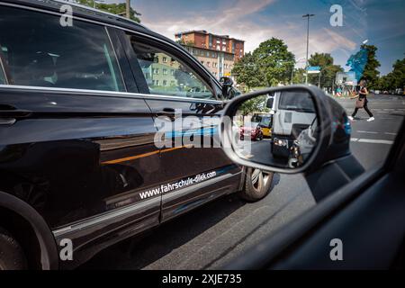 Berlin Straßenverkehr, Verkehr: Straßenszene mit Fahrschule - 19.01. ...