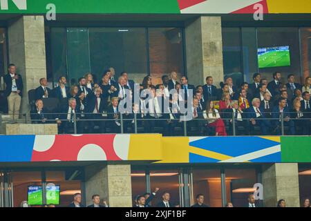 First two rows (L-R) at 1-1 goal: Bernd Neuendorf, David Gill, Lisa ...