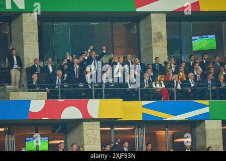 First two rows (L-R) at 1-1 goal: Bernd Neuendorf, David Gill, Lisa ...