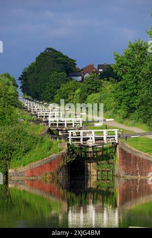 Caen Hill famous flight of 16 locks on the Kennet and Avon canal ...