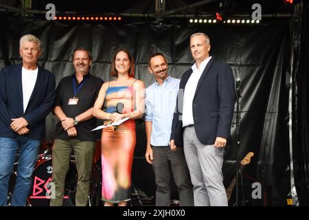 Dieter Reiter Oberbuergermeister mit Biergarten Organiatoren Chris ...