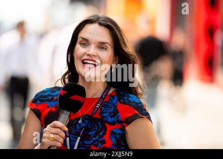 Laura Winter (F1TV TV Moderatorin), dahinter Alice Powell (Rennfahrerin ...