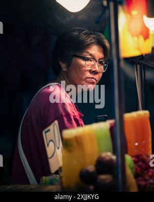 A stall selling fruit and freshly squeezed juices. Credit: Olesja ...