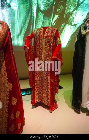 Traditional middle eastern clothes inside National Museum of Qatar In ...