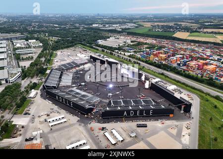 Der Aufbau der riesigen Open Air Arena fuer die Europa Konzerte von Adele im August auf dem ...