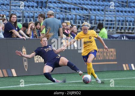 Seattle Reign FC defender Madison Curry (24) tracks a loose ball during ...