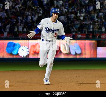 Los Angeles Dodgers' Freddie Freeman (5) looks back to first base ...