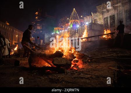 decorated ghat with lights during Dev Diwali, Varanasi Stock Photo - Alamy