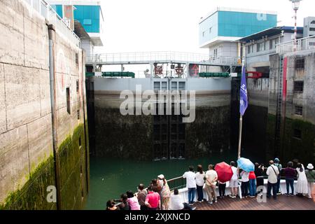 Traffic boat door navigation lock of Three Gorges Dam and spillways ...