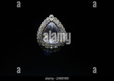 Ancient jewel in Topkapi museum in Istanbul, Turkey Stock Photo - Alamy