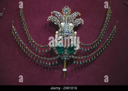 Ancient jewel in Topkapi museum in Istanbul, Turkey Stock Photo - Alamy
