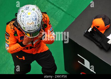 Pole sitter Lando Norris (GBR) McLaren MCL39 in qualifying parc ferme ...