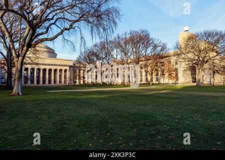 Massachusetts Institute of Technology (MIT)'s Building 10 / Killian ...