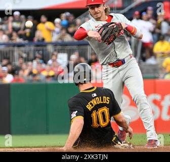 Philadelphia Phillies second base Bryson Stott (5) makes the play ...
