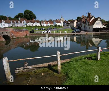 Duck pond and medieval cottages in the village of Finchingfield, Essex ...