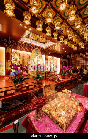 Buddha altar, statue, Buddha Tooth Relic Temple Singapore Stock Photo ...