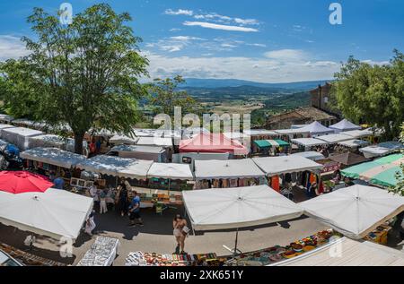 Market day at the village of Gordes, Vaucluse in Provence, France Stock ...