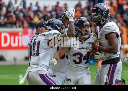 Duesseldorf feiert den Touchdown von Glen Toonga (Rhein Fire, #17), der ...