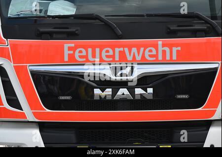 Logo, Schriftzug der Feuerwehr an einem Einsatzfahrzeug bei der CSD ...