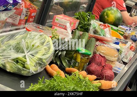 Lebensmittel werden immer teurer. Waren,Gueter,Lebensmittel liegen auf einem Kassenband an einer ...