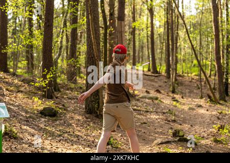 Kid throwing a disc golf frisbee Stock Photo - Alamy