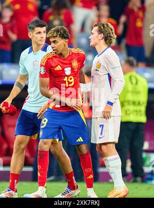 MUNICH - (l-r) Lamine Yamal of Spain, Antoine Griezmann of France ...