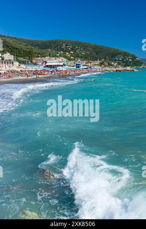 Bathers on the beach, Lavagna, Italy Stock Photo - Alamy
