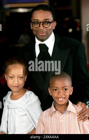 Spike Lee mit Sohn Jackson Lee, Ehefrau Tonya Lewis Lee und Tochter ...