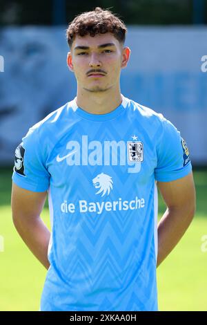 Sean Dulic (TSV 1860, 25) am Ball, Freisteller, Einzelbild, Aktion ...