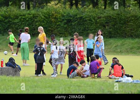 Grundschueler beim Sportunterricht im Freien,Pause,Sport *** Elementary ...