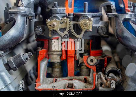 Internal combustion engine in section Stock Photo - Alamy