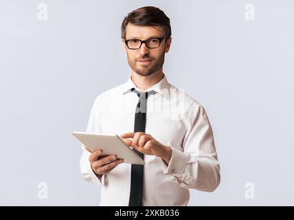 Man in white shirt using tablet Stock Photo - Alamy