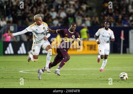 Diego Chará (21) of Portland Timbers passes away from Wessam Abou Ali ...