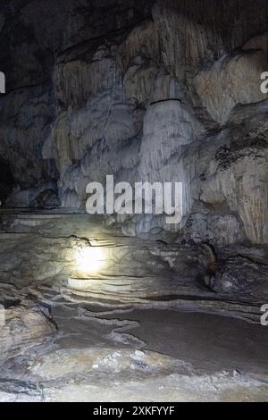 Natural cave formation with intricate stalactites and stalagmites Stock ...