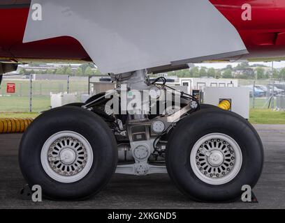 This image showcases the main landing gear of a Boeing 747, a long ...