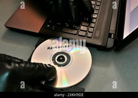 Hacker am PC mit CD Stock Photo - Alamy