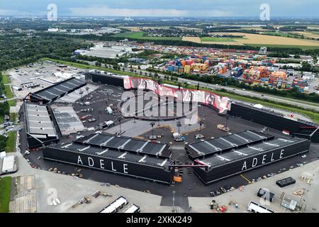 Der Aufbau der riesigen Open Air Arena fuer die Europa Konzerte von Adele im August auf dem ...