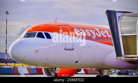 Nasenspitze eines Airbus A320 der Fluggesellschaft EasyJet - Easy Jet ...