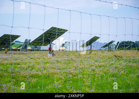 Photovoltaik Anlage auf einem Feld, Bayern, Deutschland Editorial use ...