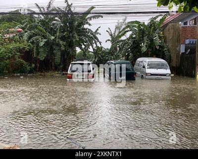 Manila, Philippines. 24th July, 2024. Cars stand in a flooded parking ...