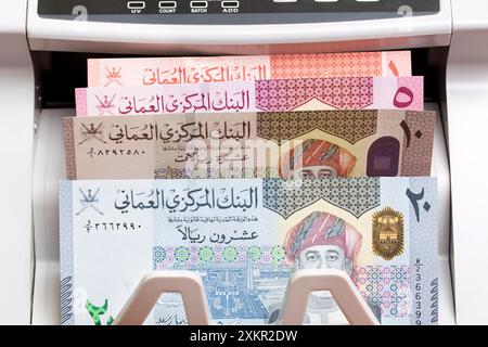 Omani rial in the counting machine Stock Photo - Alamy