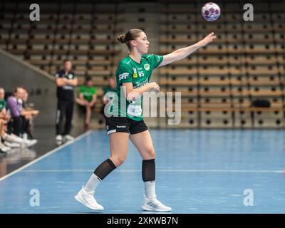 Lara Daeuble (Frisch Auf Frauen, #95) spielt eine Pass nach aussen ...