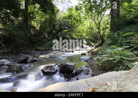 Photo depicting a cool river flow Stock Photo - Alamy