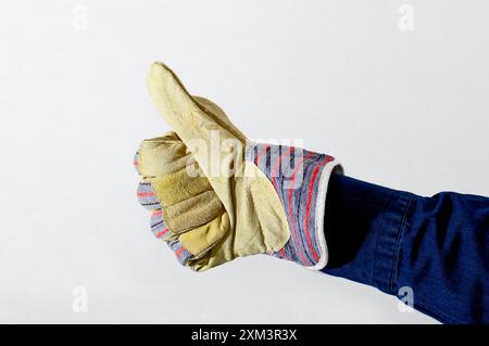Hand Zeichen OK mit Arbeitshandschuh und Himmel wolkenlos Stock Photo ...